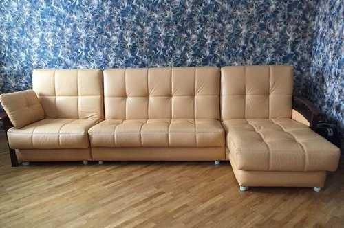 Кожаный угловой диван и кресло