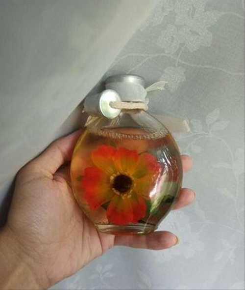 Декоративная ваза с цветком