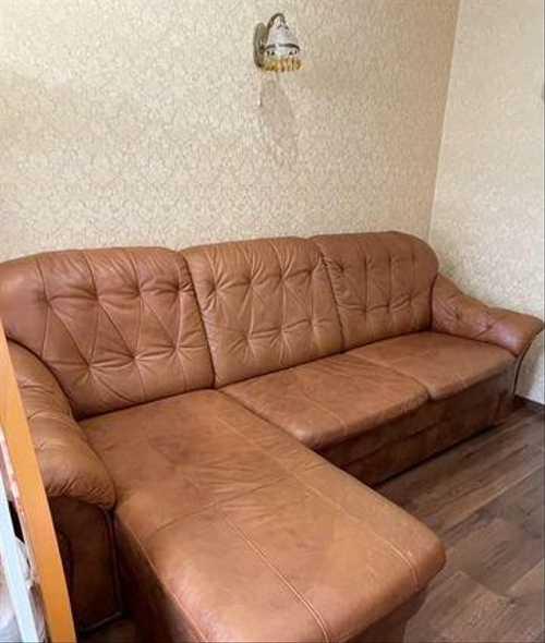 Кожаный диван-кровать с оттоманкой