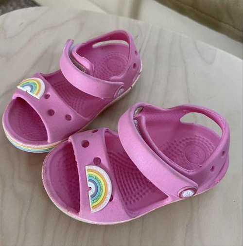 Сандалии crocs для девочки