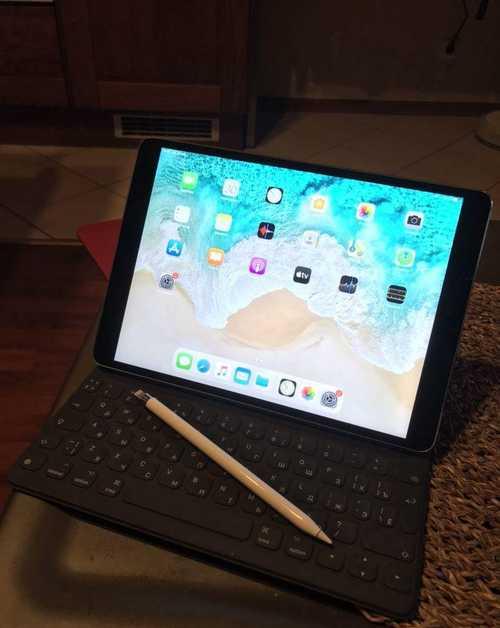 iPad Pro (10,5 дюйма) с клавиатурой и пером (keybo
