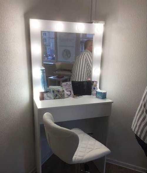 Гримерный стол с зеркалом с лампочками
