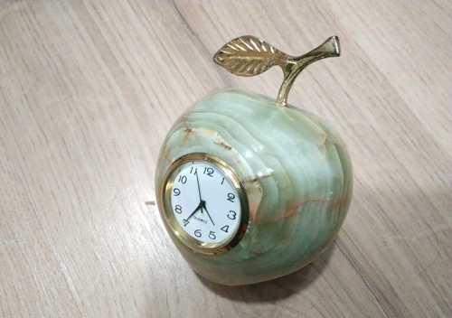 Часы из оникса яблоко