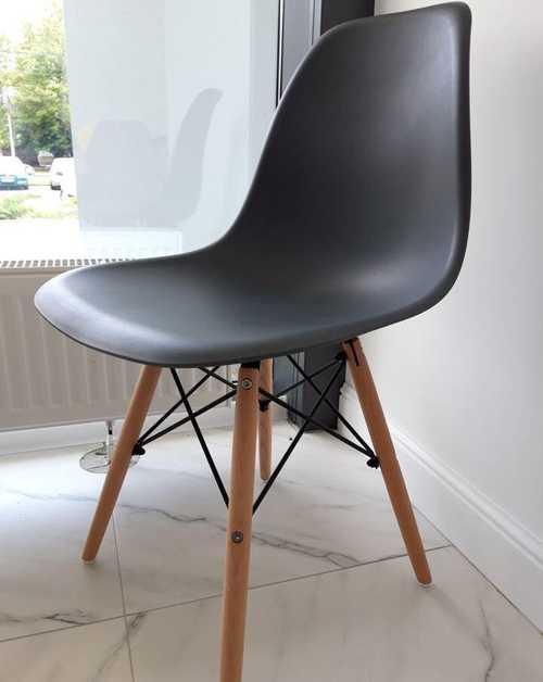 Cтул пластиковый на деревянных ножках Eames DSW