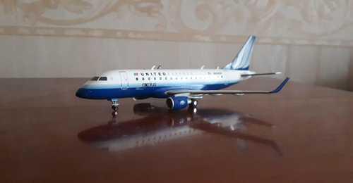 Модель самолета 1:200 Embraer ERJ-170 "united"