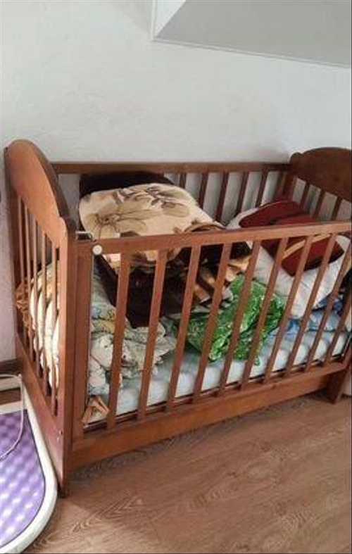 Детская кроватка и пеленальный столик