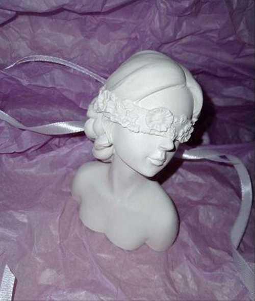 Гипсовая статуэтка голова девушки цветы