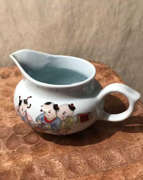 Китайский голубой фарфоровый кувшин молочник