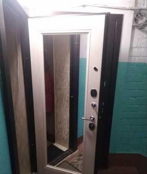 Дверь входная металлическая с зеркалом бу