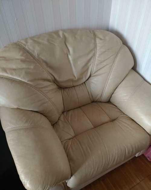 Кожанный диван и два кресла