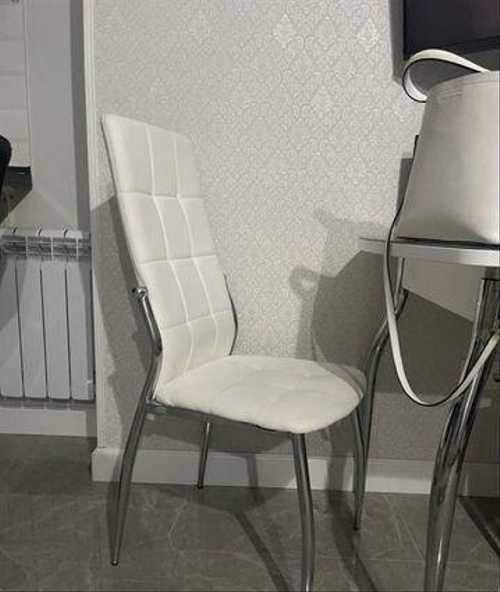 Одному французу подарили диван четыре стула и кресло