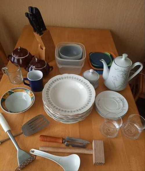 Набор посуды (тарелки, ножи, чайник, сахарница)