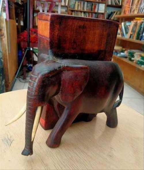 Статуэтка слон с книгой из дерева. Бивни из слонов