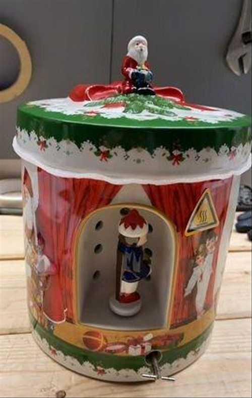 Villeroy Christmas Toy's Santa brings gifts