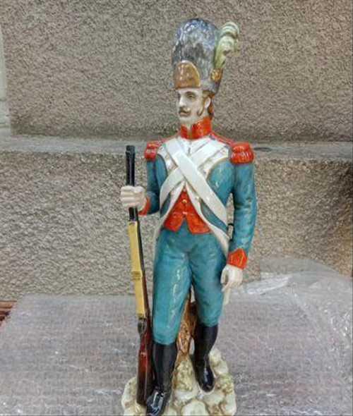Фарфоровая статуэтка французского солдата Наполеон