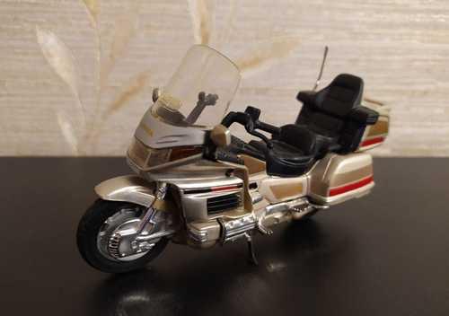 Модель мотоцикла Honda Gold Wing 1:18 Maisto