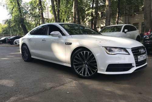 Белая Audi a7 r20