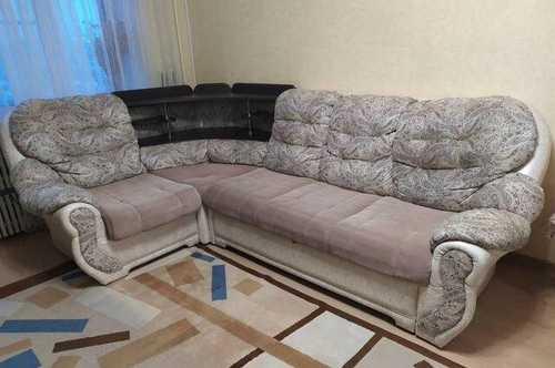 Угловой диван со столиком и креслом