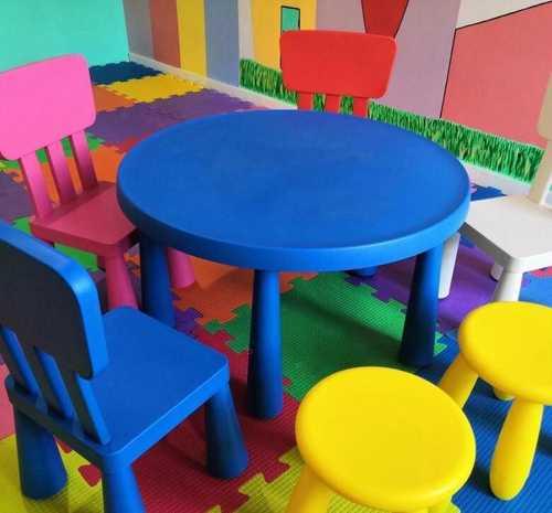 Круглый стол синего цвета для детей
