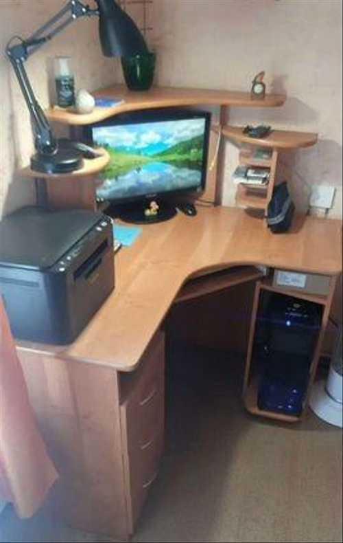 Компьютерный стол с компьютером