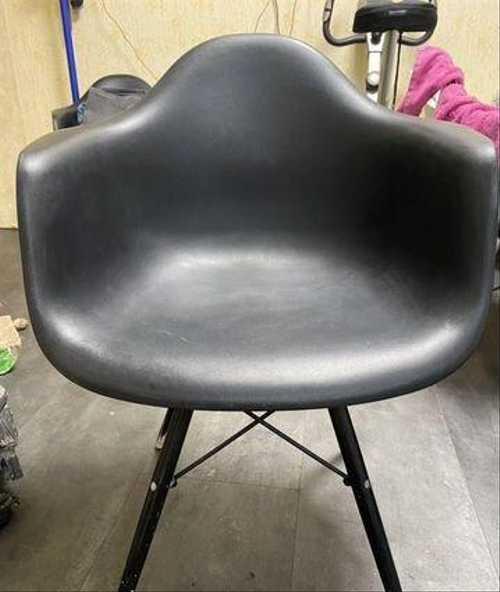 Б/у Чёрный кухонный стул Eames с подлокотниками