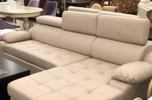 Новый кожаный диван Natuzzi отдыхает