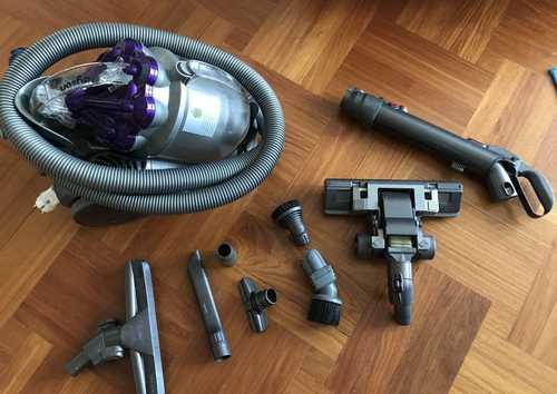 Нерабочий пылесос Dyson с комплектом насадок
