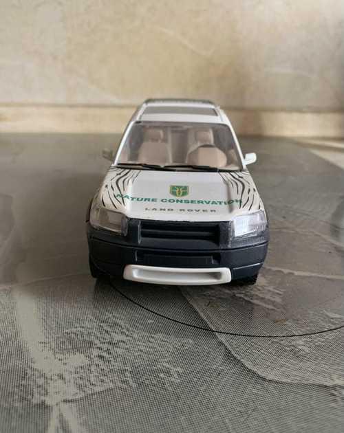 Машина Land Rover Freelander 1:24
