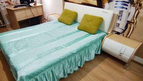 Кровать двухспальная с матрасом и тумбочками
