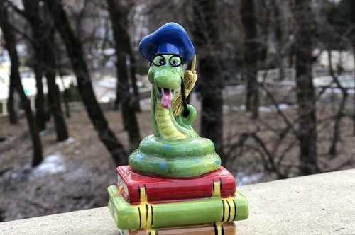 Фигурка в виде змеи