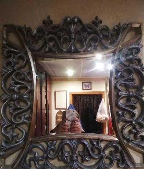 Зеркало в резной деревянной раме
