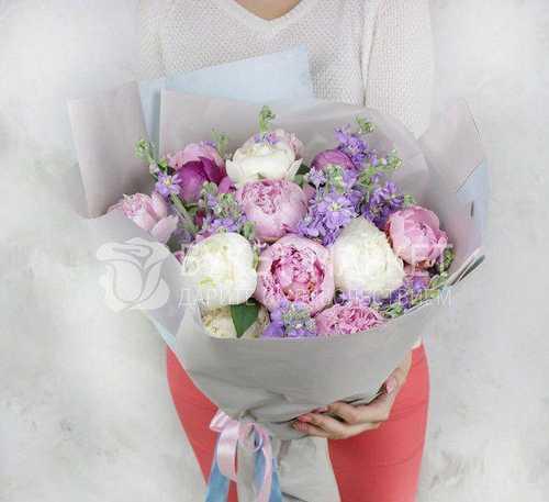 Оригинальный букет из пионов И маттиол