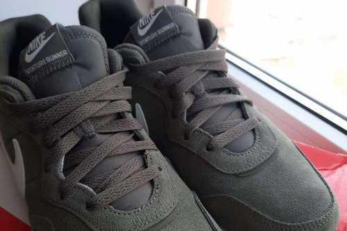 Nike Venture Runner Suede