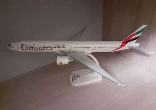 Модель самолета боинг 777 Emirates 1/200