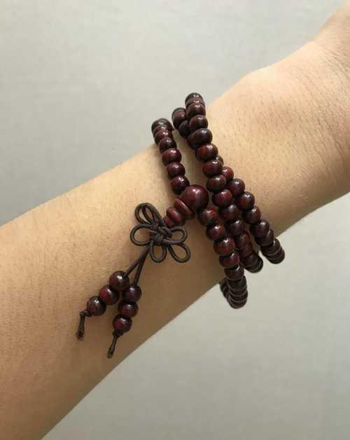 Браслет с деревянными бусинами