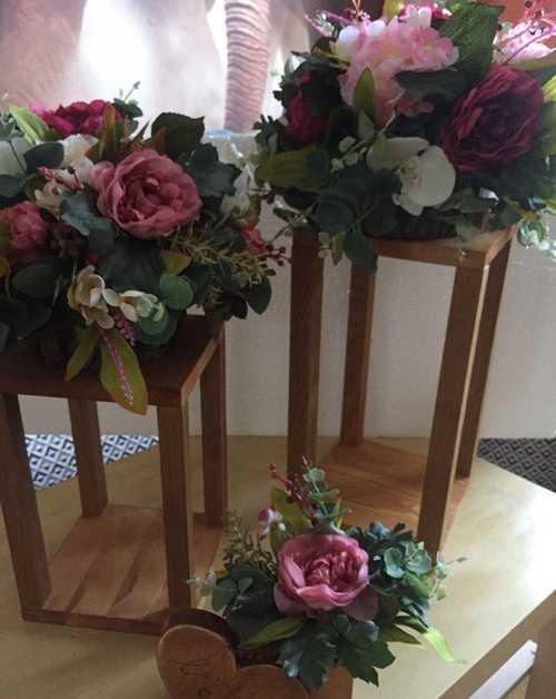 Букеты цветов на деревянной подставке