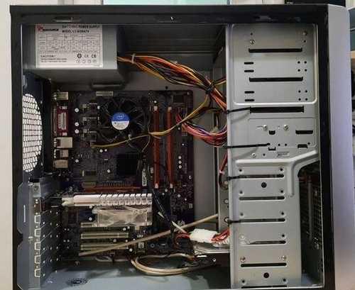 Компьютер сборе:системник,моник,клава,мышь