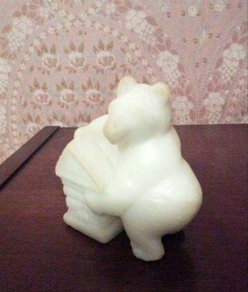 Медведь.Резная каменная статуэтка