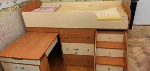 Детская кровать чердак со столом и шкафом