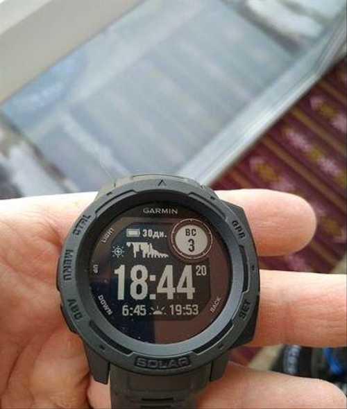 Фитнес трекер Garmin instinct solar