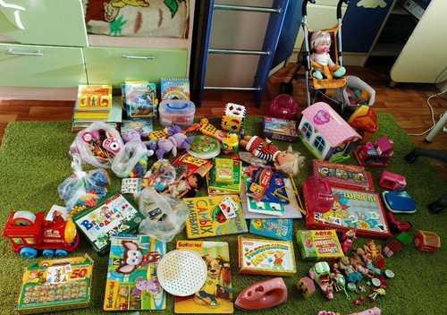 Огромное количество игрушек,лего дупло,кукол,книг
