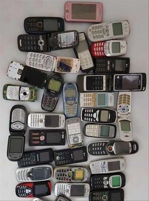 Продать нерабочий телефон. Скупка старых кнопочные мобильные телефоны. Покупаем нерабочие телефоны. Куда сдать старые кнопочные телефоны за деньги. Коробка с старыми кнопочными телефонами фото.