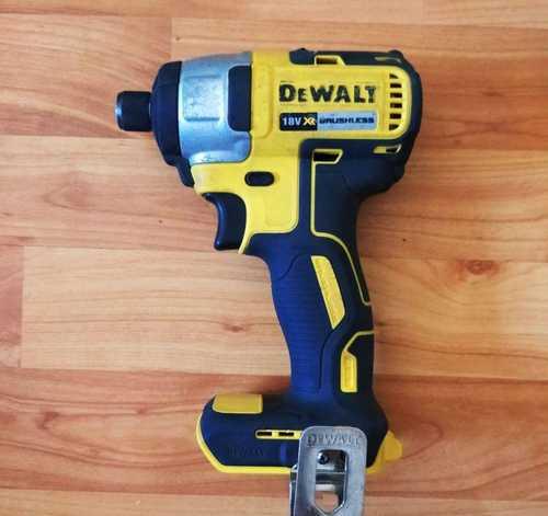 Винтовёрт (импакт) Dewalt DCF886