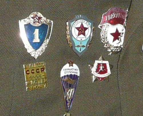 Знаки военнослужащего Советской Армии на кителе