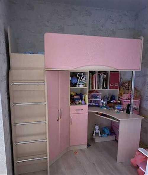 Кровать чердак розовая со столом и шкафом