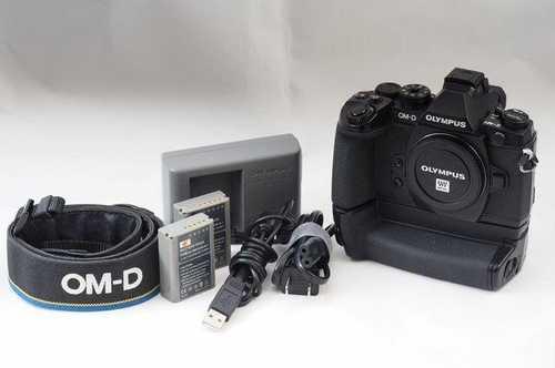 Olympus OM-D E-M1 body с ручкой HLD-7 Battery Grip
