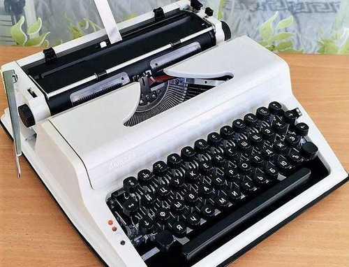 Портативная печатная (пишущая) машинка Любава