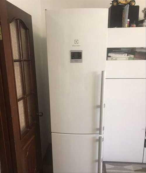 Холодильник двухкамерный Electrolux en53853aw
