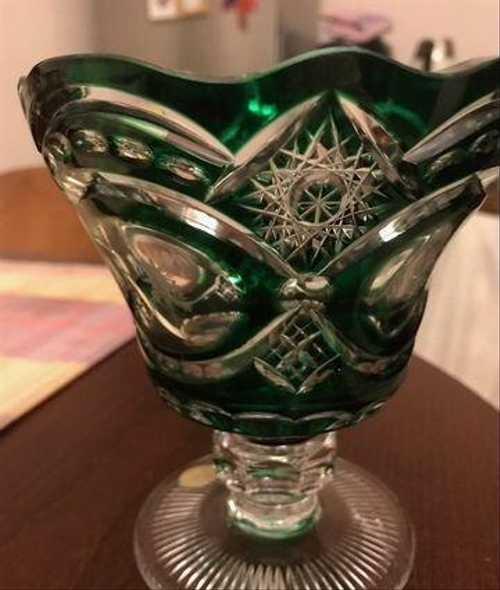 Зеленая хрустальная ваза