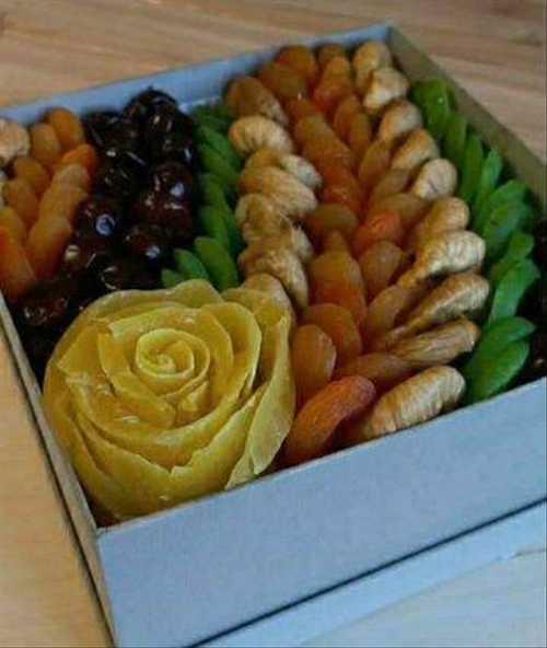 Вкусная коробочка (букет) из орехов и сухофруктов
